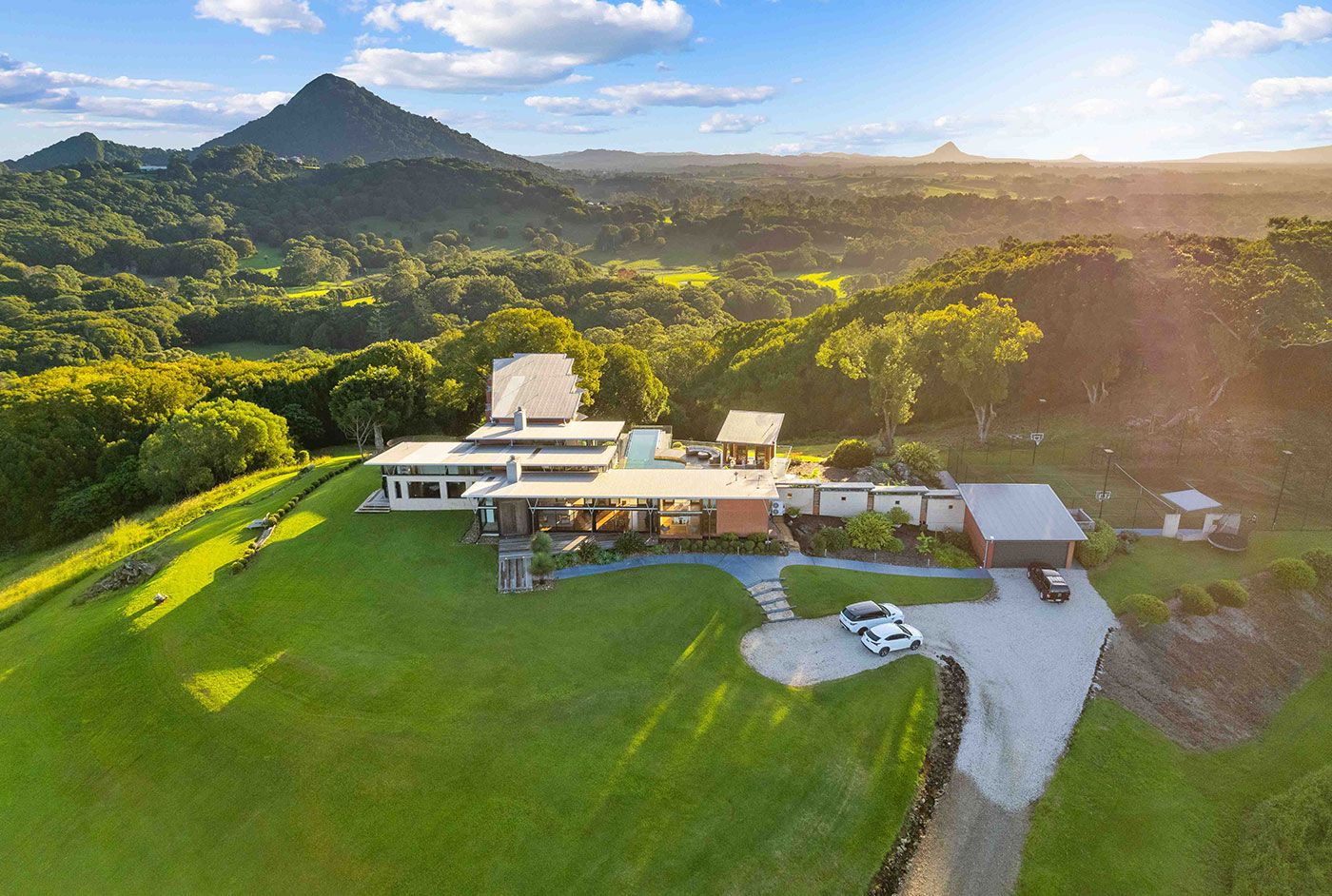 Residz - Tee off on your very own 18-hole golf course at Noosa